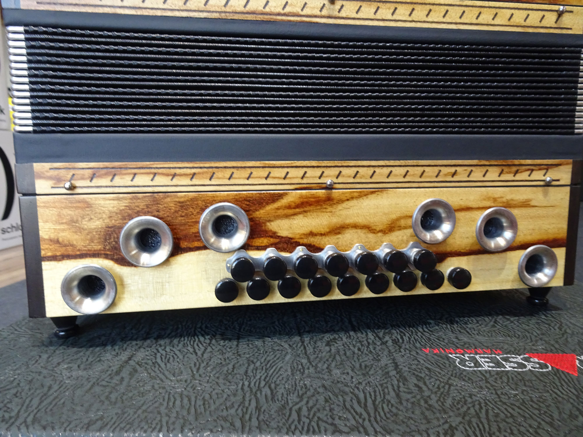 Strasser Hoamat Chen Chen Tigerwood G-C-F-B XH | MUSIKDISCOUNT24.DE